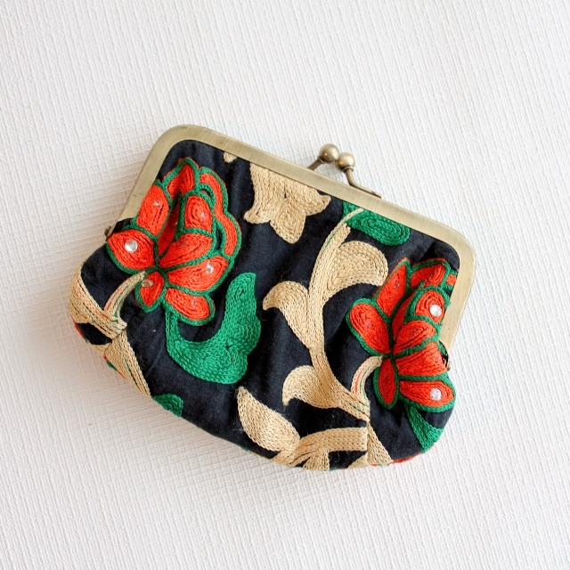 世界を魅了し続けるカッチ刺繍。その美しさを存分に楽しめるポーチ。 アジアの手仕事雑貨cocowa