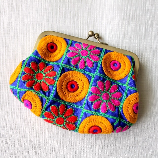 世界中の人々を魅了するカッチ地方の刺繍!その美しさが存分に楽しめるポーチ。 アジアの手仕事雑貨cocowa